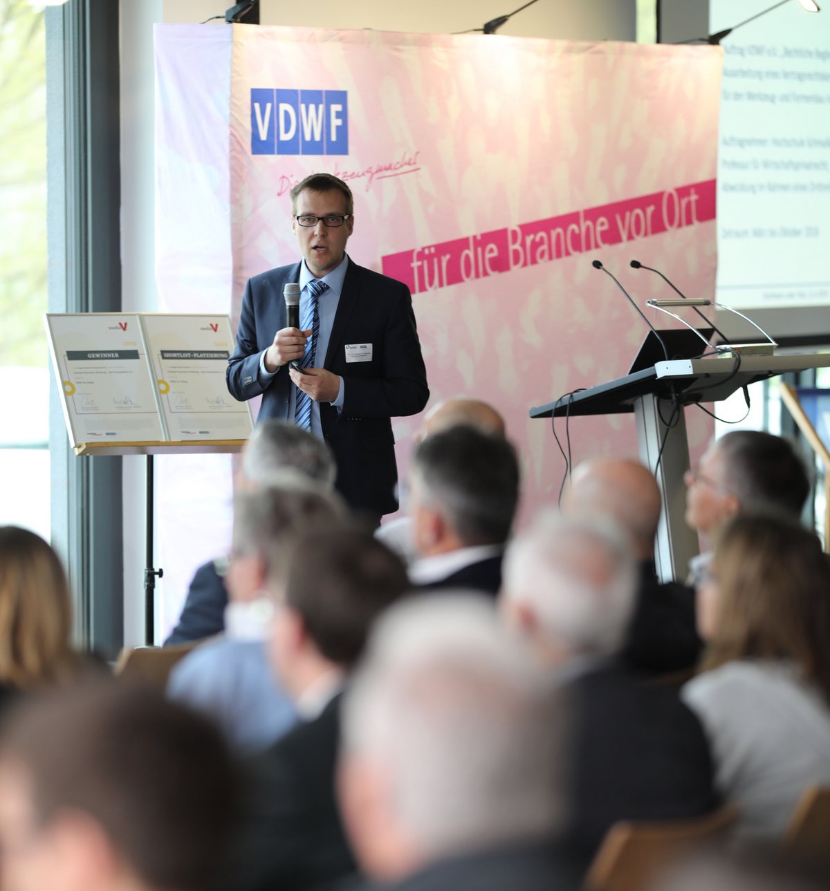 Prof. Dr. Matthias Schneider präsentiert Vertragsrechtskompendium beim ...