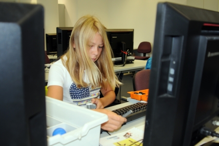 Schüler bauen und programmieren Lego Roboter